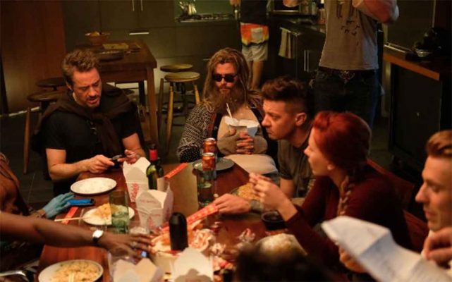 Nuevas imágenes de los héroes de Vengadores: Endgame comiendo