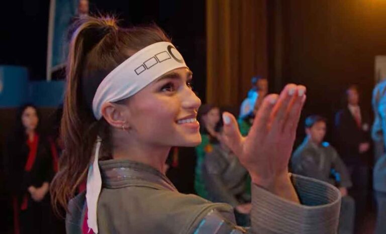 Rayna Vallandingham celebra su debut en la serie Cobra Kai